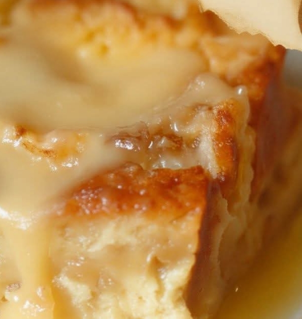 OLD-FASHIONED BREAD PUDDING WITH VANILLA SAUCE – Awsome Foods